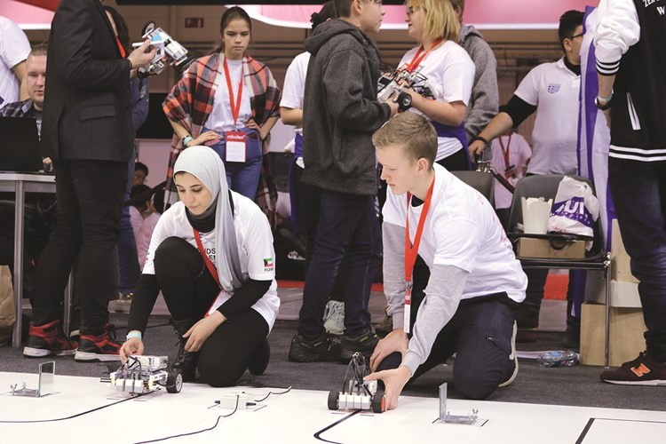 طلاب AUM يمثلون الكويت في مسابقة Robotex 2017
