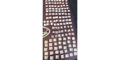 توقيف وافد بحوزته أكثر من 100 كيس مخدر